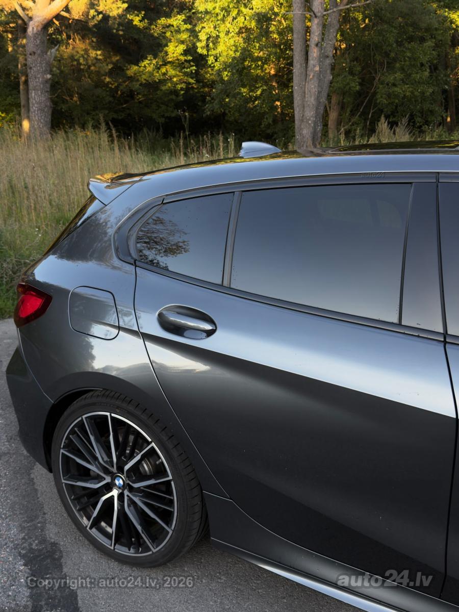 Grey BMW 1-series 2020 in Tallinn, with an engine capacity of 2.00 L and mileage of 62 thousand km for 27500 €, photo 4 on AUTOMOTO.COM.LV