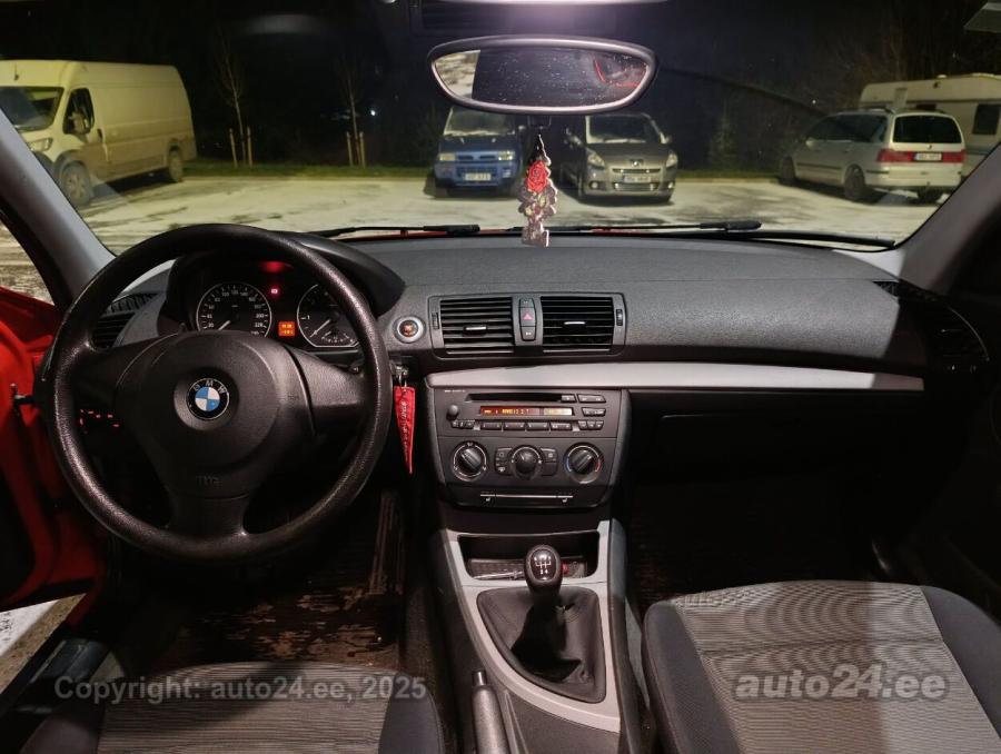 Sarkans BMW 1-series 2005 Tallina, ar dzinēja tilpumu 1.60 L un nobraukumu 307 tūkst. km par 3100 €, foto 7 vietnē AUTOMOTO.COM.LV