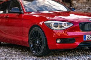 Sarkans BMW 1-series 2012 Tallina, ar dzinēja tilpumu 2.00 L un nobraukumu 320 tūkst. km par 6990 €, foto  vietnē AUTOMOTO.COM.LV
