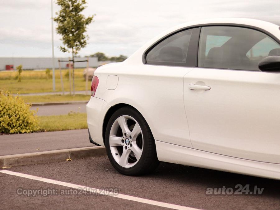White BMW 1-series 2009 in Tallinn, with an engine capacity of 2.00 L and mileage of 240 thousand km for 7900 €, photo 9 on AUTOMOTO.COM.LV