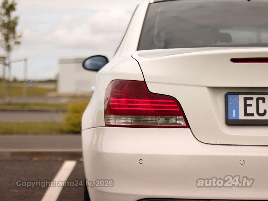 White BMW 1-series 2009 in Tallinn, with an engine capacity of 2.00 L and mileage of 240 thousand km for 7900 €, photo 14 on AUTOMOTO.COM.LV