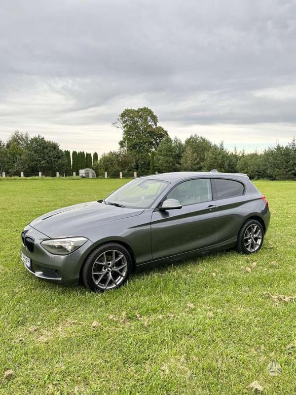 Grey BMW 114 2013 in Taurage, with an engine capacity of 1.60 L and mileage of 159 thousand km for 4350 €, photo 6 on AUTOMOTO.COM.LV
