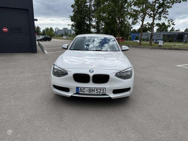 White BMW 114 2012 in Panevezys, with an engine capacity of 1.60 L and mileage of 218 thousand km for 4900 €, photo 2 on AUTOMOTO.COM.LV