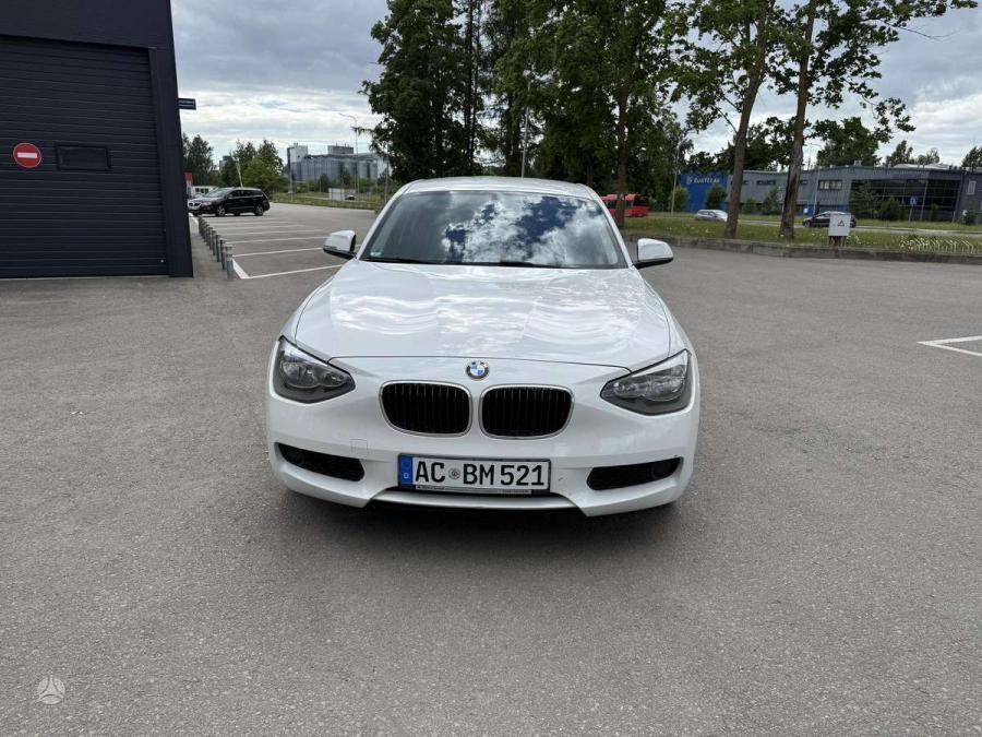 White BMW 114 2012 in Panevezys, with an engine capacity of 1.60 L and mileage of 218 thousand km for 4900 €, photo 3 on AUTOMOTO.COM.LV