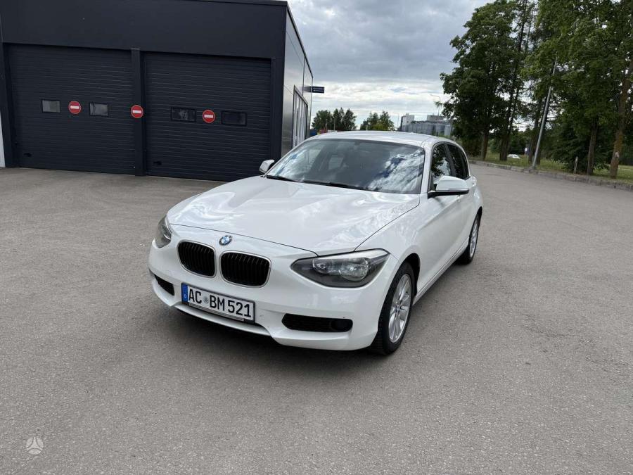 White BMW 114 2012 in Panevezys, with an engine capacity of 1.60 L and mileage of 218 thousand km for 4900 €, photo 5 on AUTOMOTO.COM.LV