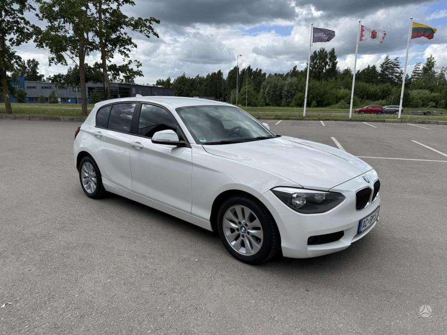 White BMW 114 2012 in Panevezys, with an engine capacity of 1.60 L and mileage of 218 thousand km for 4900 €, photo 6 on AUTOMOTO.COM.LV