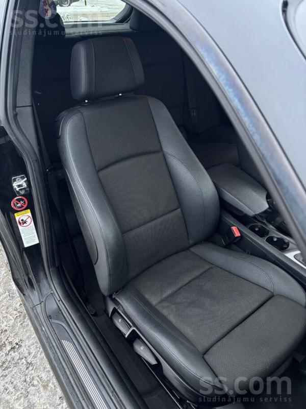 Black BMW 116 2009 in Riga, with an engine capacity of 1.60 L and mileage of 298 thousand km for 3500 €, photo 7 on AUTOMOTO.COM.LV