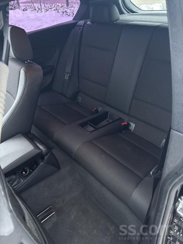 Black BMW 116 2009 in Riga, with an engine capacity of 1.60 L and mileage of 298 thousand km for 3500 €, photo 9 on AUTOMOTO.COM.LV
