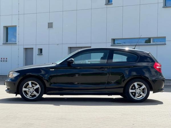 Black BMW 116 2009 in Riga, with an engine capacity of 2.00 L and mileage of 273 thousand km for 3200 €, photo 5 on AUTOMOTO.COM.LV