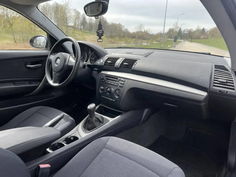 Black BMW 116 2009 in Rezekne, with an engine capacity of 2.00 L and mileage of 273 thousand km for 2500 €, photo 8 on AUTOMOTO.COM.LV