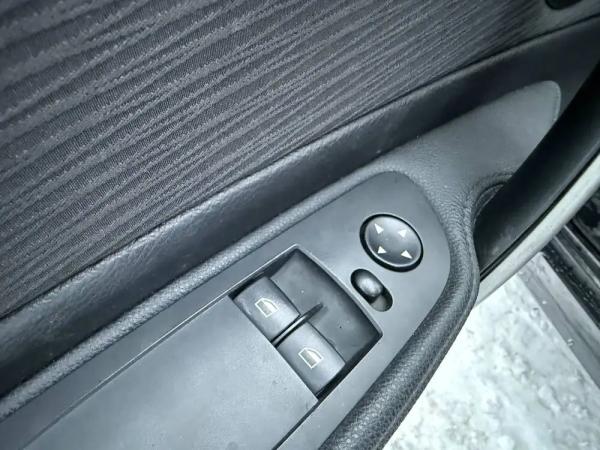 Black BMW 116 2009 in Rezekne, with an engine capacity of 2.00 L and mileage of 273 thousand km for 2500 €, photo 10 on AUTOMOTO.COM.LV