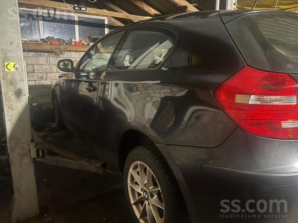 Black BMW 116 2010 in Jelgava, with an engine capacity of 1.60 L and mileage of 270 thousand km for 1550 €, photo 6 on AUTOMOTO.COM.LV