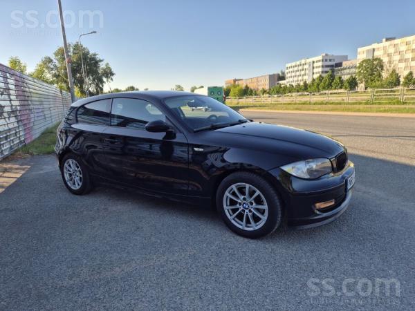 Black BMW 116 2010 in Riga, with an engine capacity of 2.00 L and mileage of 274 thousand km for 3500 €, photo 7 on AUTOMOTO.COM.LV