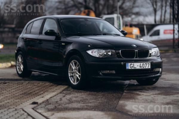 Black BMW 116 2005 in Riga, with an engine capacity of 1.60 L and mileage of 140 thousand km for 2390 €, photo 1 on AUTOMOTO.COM.LV