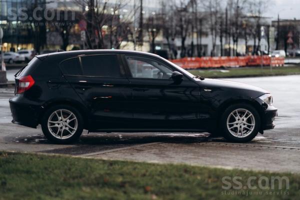 Black BMW 116 2005 in Riga, with an engine capacity of 1.60 L and mileage of 140 thousand km for 2390 €, photo 4 on AUTOMOTO.COM.LV