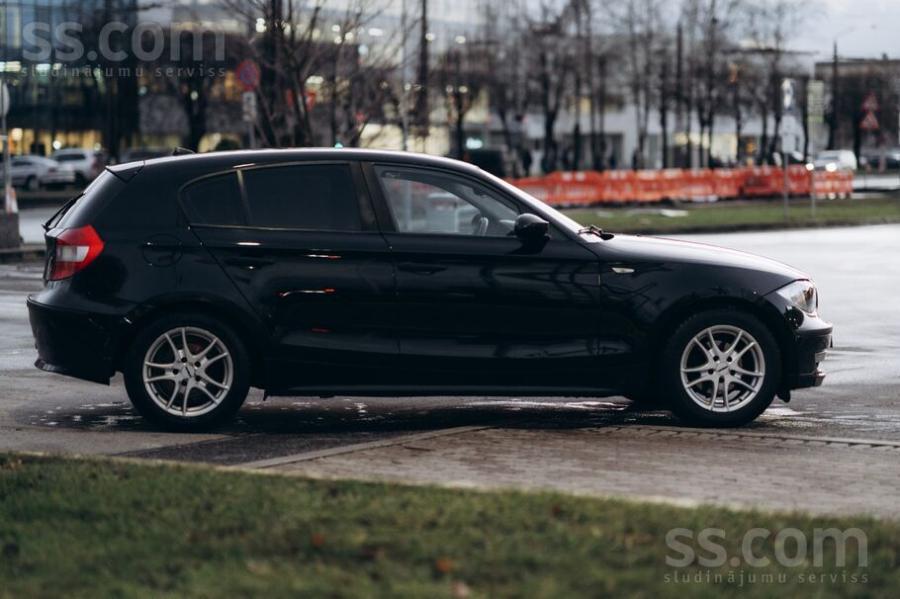 Black BMW 116 2005 in Riga, with an engine capacity of 1.60 L and mileage of 140 thousand km for 2390 €, photo 4 on AUTOMOTO.COM.LV