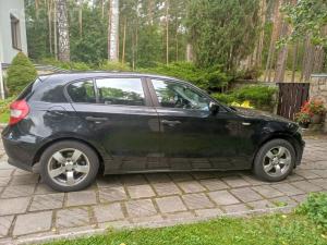 Black BMW 116 2005 in Riga, with an engine capacity of 1.60 L and mileage of 256 thousand km for 1500 €, photo 4 on AUTOMOTO.COM.LV