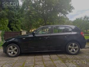 Black BMW 116 2005 in Riga, with an engine capacity of 1.60 L and mileage of 256 thousand km for 1500 €, photo 5 on AUTOMOTO.COM.LV