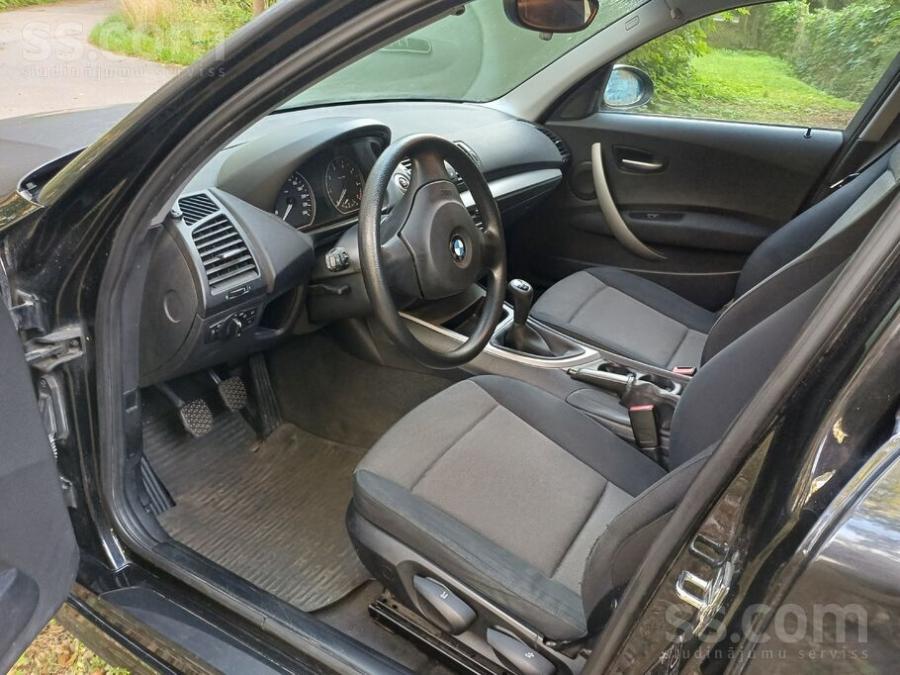 Black BMW 116 2005 in Riga, with an engine capacity of 1.60 L and mileage of 256 thousand km for 1500 €, photo 6 on AUTOMOTO.COM.LV