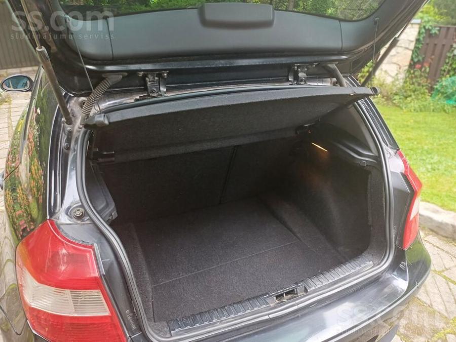 Black BMW 116 2005 in Riga, with an engine capacity of 1.60 L and mileage of 256 thousand km for 1500 €, photo 11 on AUTOMOTO.COM.LV
