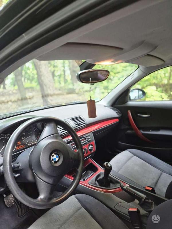 Black BMW 116 2005 in Kaunas, with an engine capacity of 1.60 L and mileage of 329 thousand km for 1815 €, photo 7 on AUTOMOTO.COM.LV