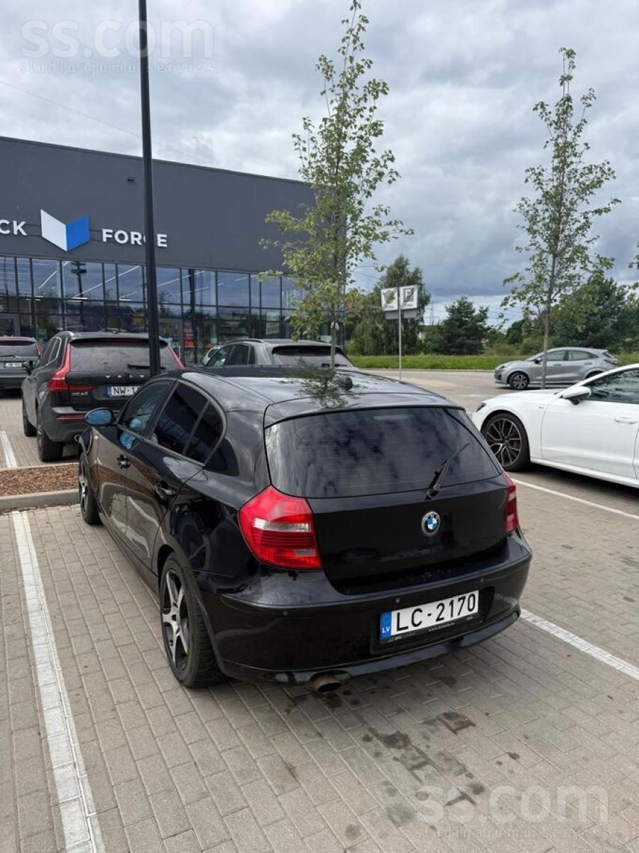 Black BMW 116 2007 in Riga, with an engine capacity of 1.60 L and mileage of 178 thousand km for 2975 €, photo 1 on AUTOMOTO.COM.LV