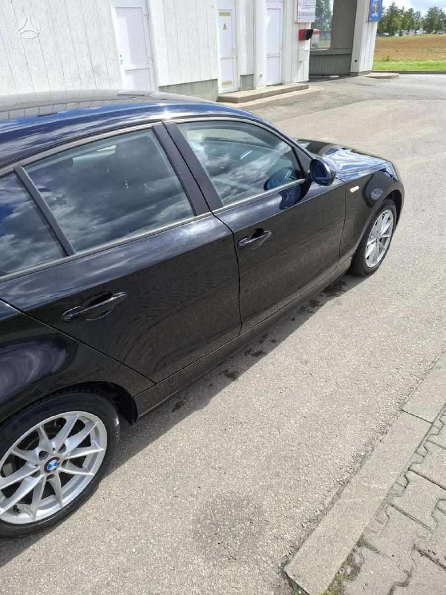 Melns BMW 116 2007 Panevēža, ar dzinēja tilpumu 1.60 L un nobraukumu 275 tūkst. km par 1950 €, foto 4 vietnē AUTOMOTO.COM.LV