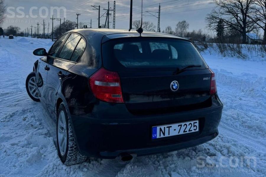 Black BMW 116 2008 in Riga, with an engine capacity of 1.60 L and mileage of 300 thousand km for 3550 €, photo 4 on AUTOMOTO.COM.LV