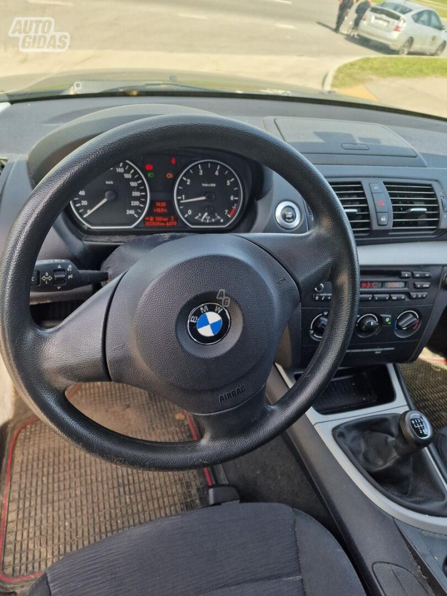 Black BMW 116 2009 in Kaunas, with an engine capacity of 1.60 L and mileage of 203 thousand km for 2900 €, photo 15 on AUTOMOTO.COM.LV