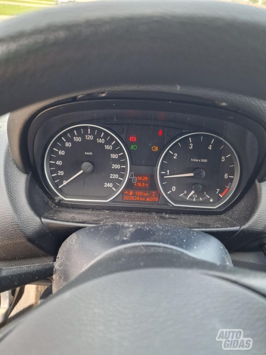 Black BMW 116 2009 in Kaunas, with an engine capacity of 1.60 L and mileage of 203 thousand km for 2900 €, photo 16 on AUTOMOTO.COM.LV