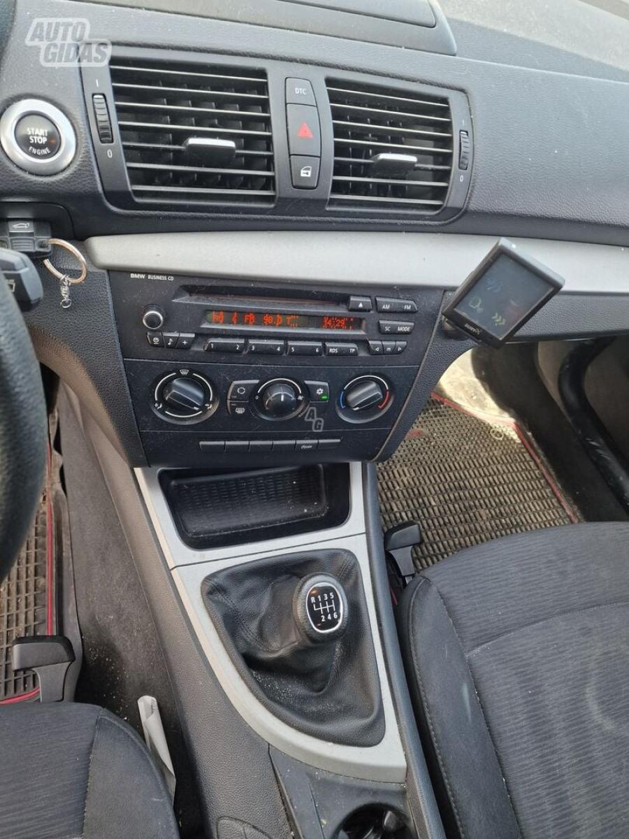Black BMW 116 2009 in Kaunas, with an engine capacity of 1.60 L and mileage of 203 thousand km for 2900 €, photo 17 on AUTOMOTO.COM.LV
