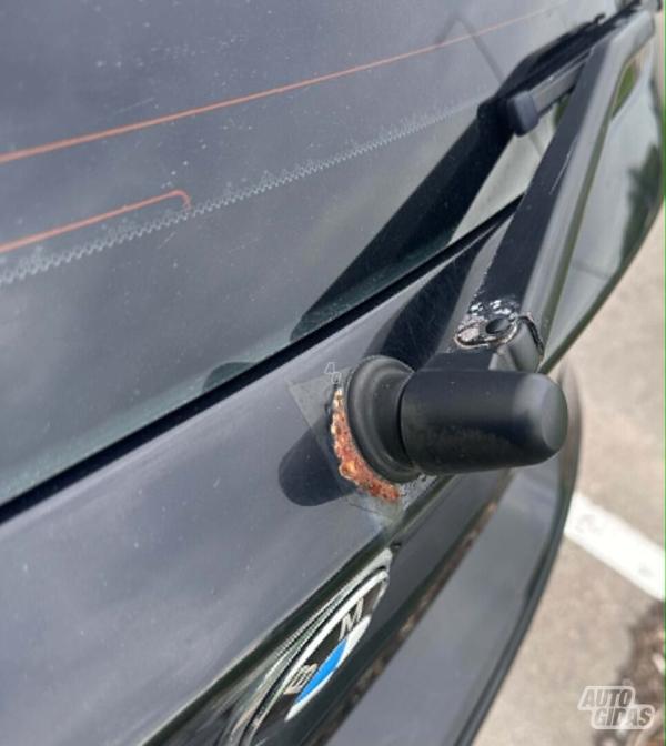 Black BMW 116 2009 in Kaunas, with an engine capacity of 2.00 L and mileage of 299 thousand km for 2200 €, photo 9 on AUTOMOTO.COM.LV