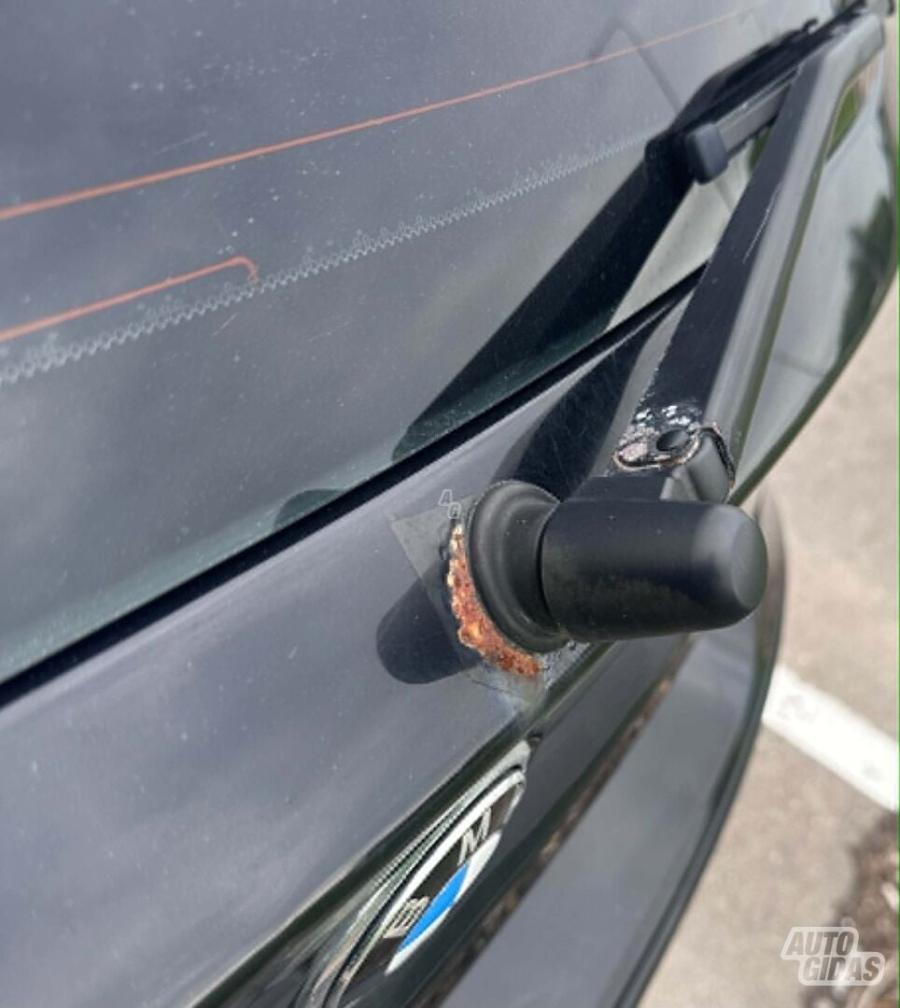 Black BMW 116 2009 in Kaunas, with an engine capacity of 2.00 L and mileage of 299 thousand km for 2200 €, photo 10 on AUTOMOTO.COM.LV
