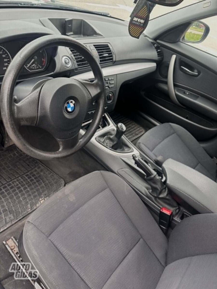 Black BMW 116 2009 in Kaunas, with an engine capacity of 2.00 L and mileage of 299 thousand km for 2200 €, photo 11 on AUTOMOTO.COM.LV