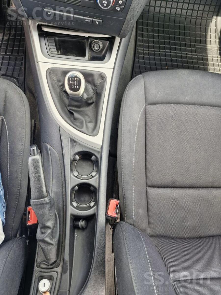 Melns BMW 116 2009 Rīga, ar dzinēja tilpumu 1.60 L un nobraukumu 280 tūkst. km par 1600 €, foto 12 vietnē AUTOMOTO.COM.LV