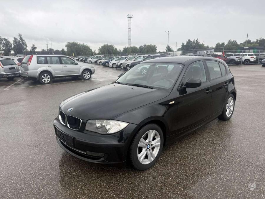 Melns BMW 116 2009 Marijampole, ar dzinēja tilpumu 2.00 L un nobraukumu 270 tūkst. km par 2400 €, foto 3 vietnē AUTOMOTO.COM.LV