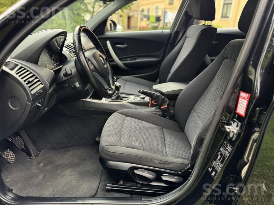 Black BMW 116 2009 in Valmiera, with an engine capacity of 2.00 L and mileage of 0 thousand km for 2300 €, photo 6 on AUTOMOTO.COM.LV