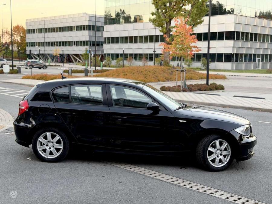 Black BMW 116 2009 in Vilnius, with an engine capacity of 0.00 L and mileage of 180 thousand km for 1900 €, photo 4 on AUTOMOTO.COM.LV
