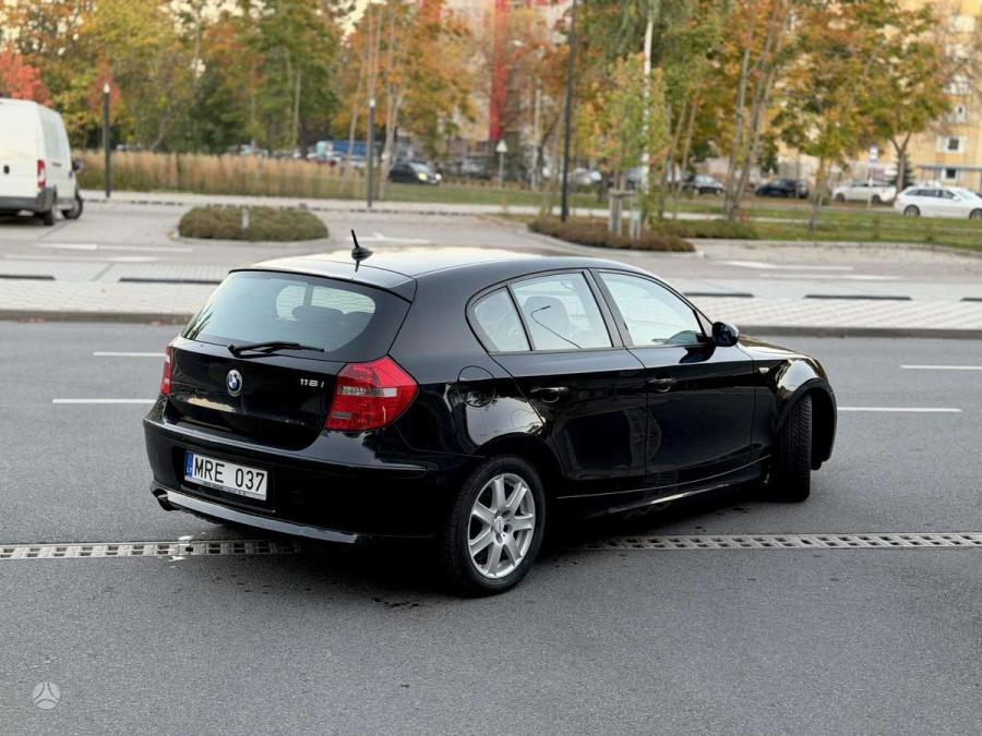 Black BMW 116 2009 in Vilnius, with an engine capacity of 0.00 L and mileage of 180 thousand km for 1900 €, photo 5 on AUTOMOTO.COM.LV