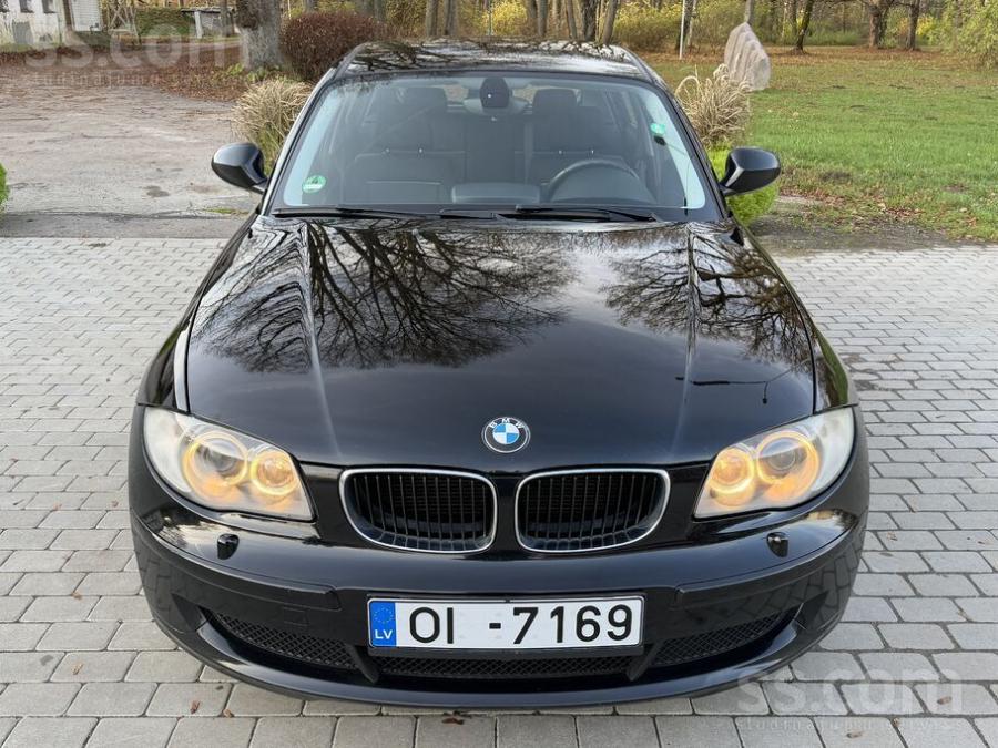 Black BMW 116 2010 in Riga, with an engine capacity of 2.00 L and mileage of 281 thousand km for 4350 €, photo 4 on AUTOMOTO.COM.LV