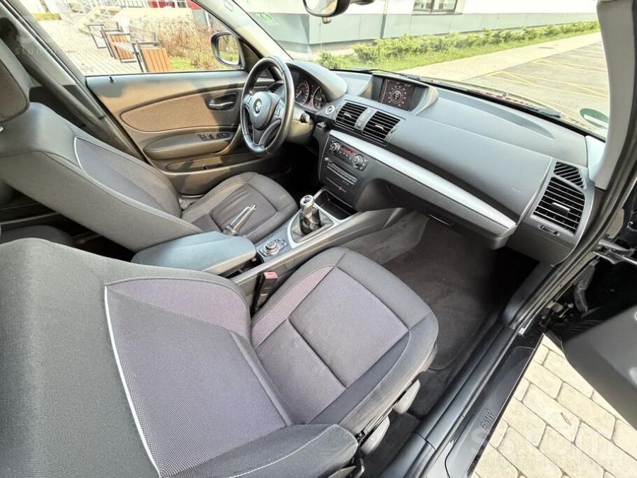 Black BMW 116 2010 in Riga, with an engine capacity of 2.00 L and mileage of 281 thousand km for 4350 €, photo 15 on AUTOMOTO.COM.LV