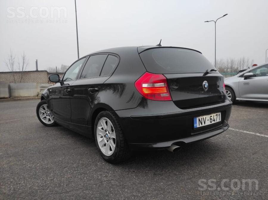 Black BMW 116 2010 in Riga, with an engine capacity of 2.00 L and mileage of 213 thousand km for 5000 €, photo 4 on AUTOMOTO.COM.LV