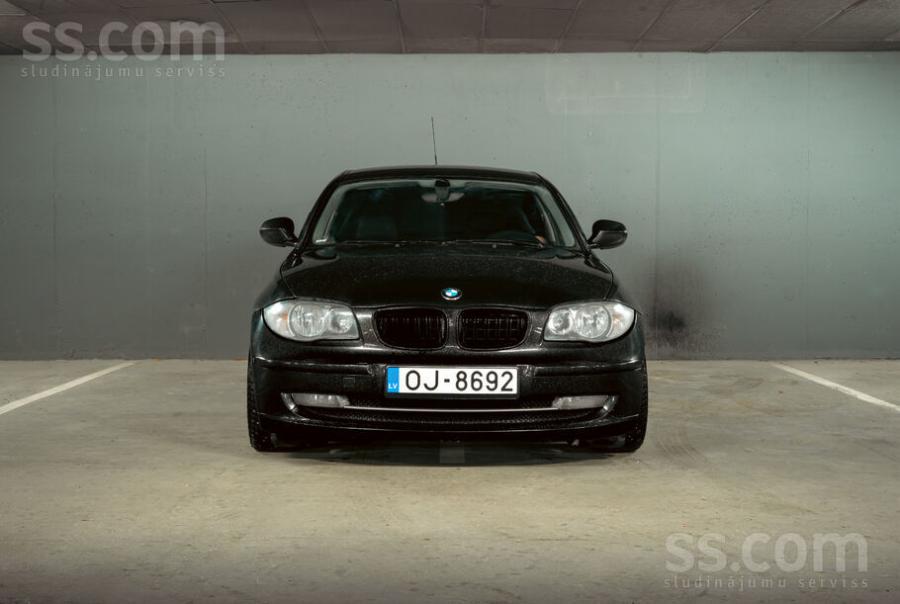 Black BMW 116 2010 in Riga, with an engine capacity of 2.00 L and mileage of 250 thousand km for 3870 €, photo 2 on AUTOMOTO.COM.LV