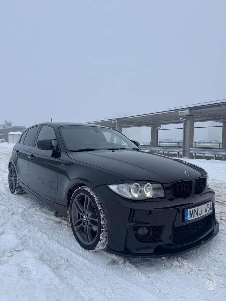 Black BMW 116 2010 in Vilnius, with an engine capacity of 2.00 L and mileage of 324 thousand km for 4800 €, photo 1 on AUTOMOTO.COM.LV
