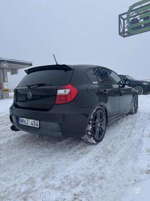 Black BMW 116 2010 in Vilnius, with an engine capacity of 2.00 L and mileage of 324 thousand km for 4800 €, photo 2 on AUTOMOTO.COM.LV