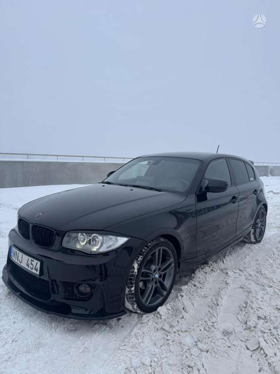 Black BMW 116 2010 in Vilnius, with an engine capacity of 2.00 L and mileage of 324 thousand km for 4800 €, photo 4 on AUTOMOTO.COM.LV