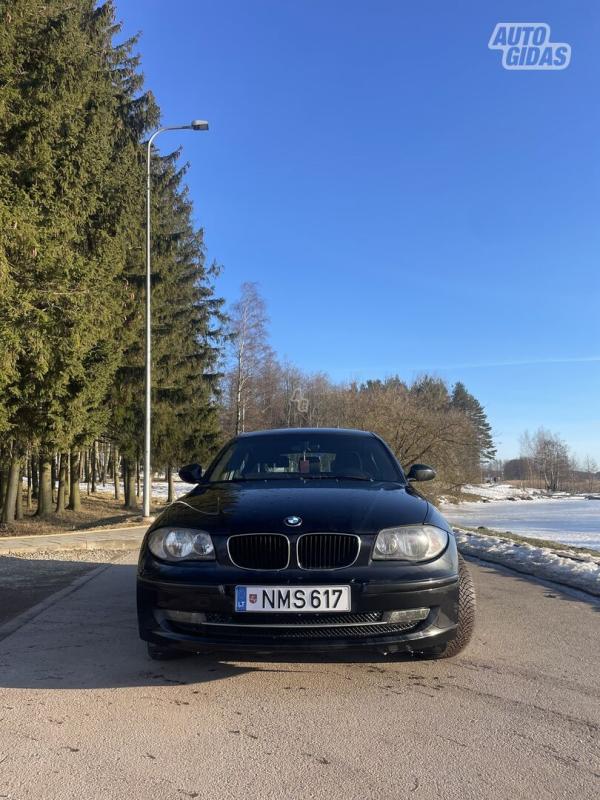 Black BMW 116 2010 in Kaunas, with an engine capacity of 2.00 L and mileage of 347 thousand km for 2999 €, photo 2 on AUTOMOTO.COM.LV