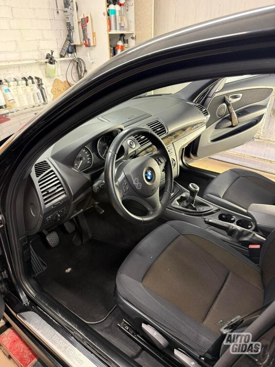 Melns BMW 116 2010 Kauņa, ar dzinēja tilpumu 2.00 L un nobraukumu 347 tūkst. km par 2999 €, foto 14 vietnē AUTOMOTO.COM.LV