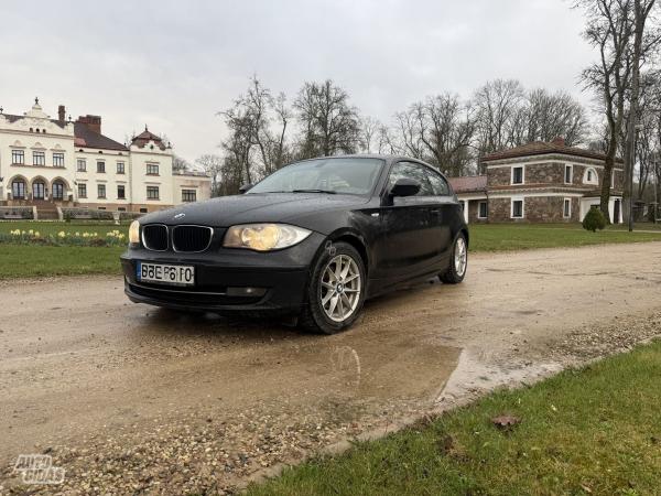 Black BMW 116 2010 in Vilnius, with an engine capacity of 2.00 L and mileage of 392 thousand km for 2500 €, photo 1 on AUTOMOTO.COM.LV