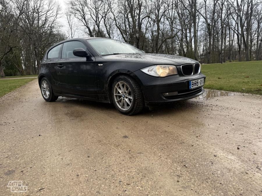 Black BMW 116 2010 in Vilnius, with an engine capacity of 2.00 L and mileage of 392 thousand km for 2500 €, photo 3 on AUTOMOTO.COM.LV